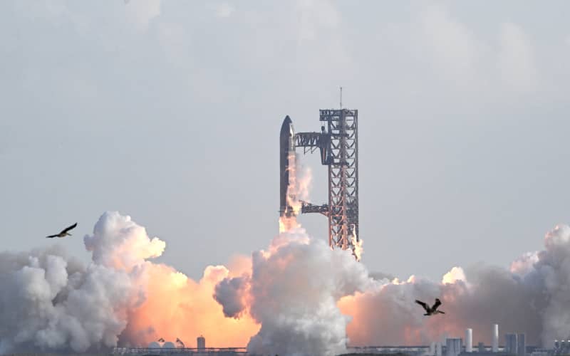 Musk fires up SpaceX, Bezos pushes Blue Origin as US billionaires race ...