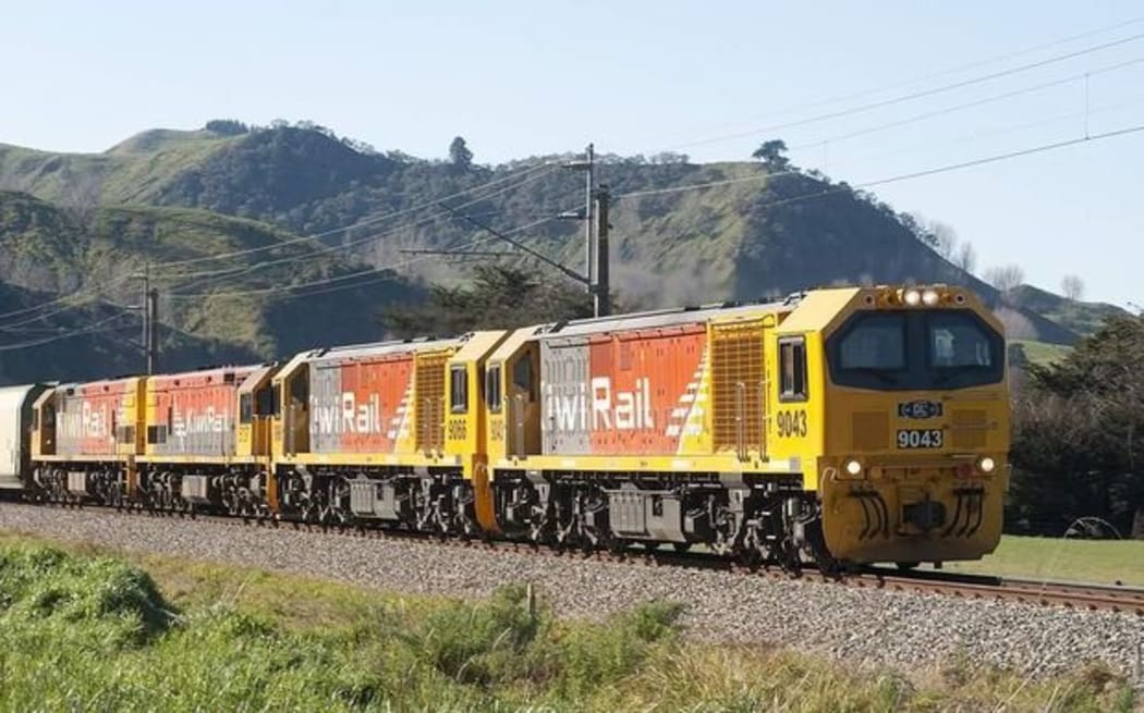 KiwiRail defends troublesome diesel locomotives - and wants to buy more ...