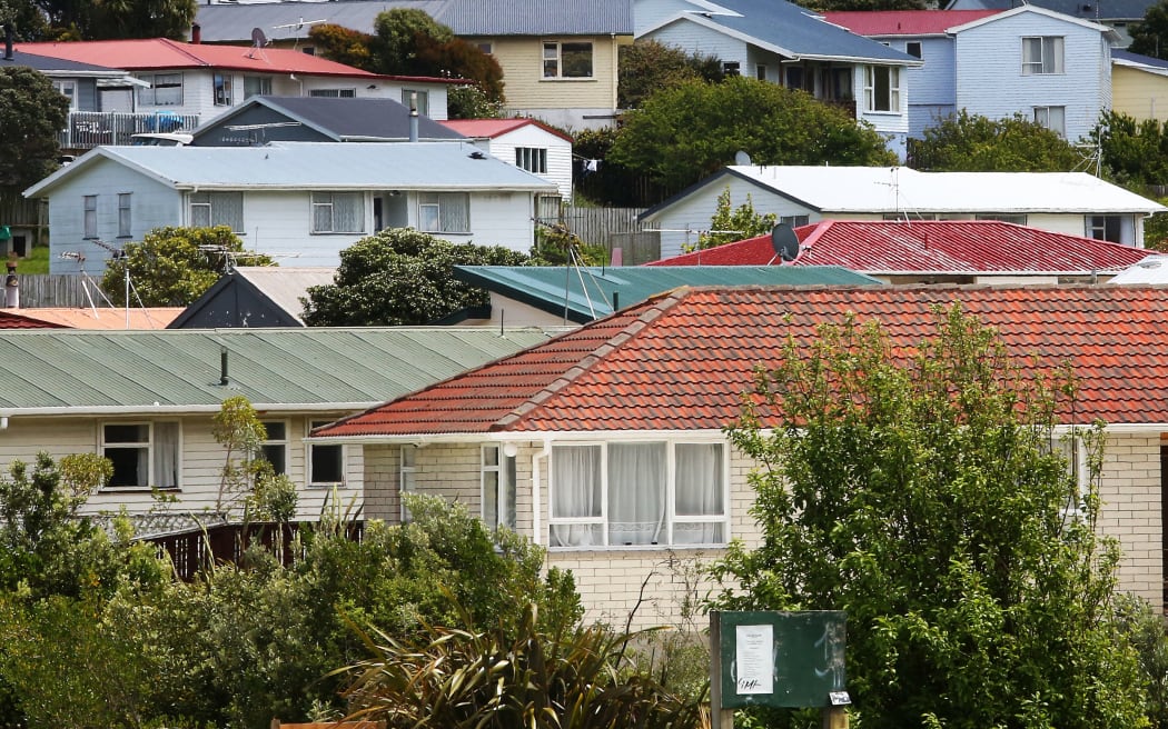 More than 100,000 New Zealand households overcrowded | RNZ News