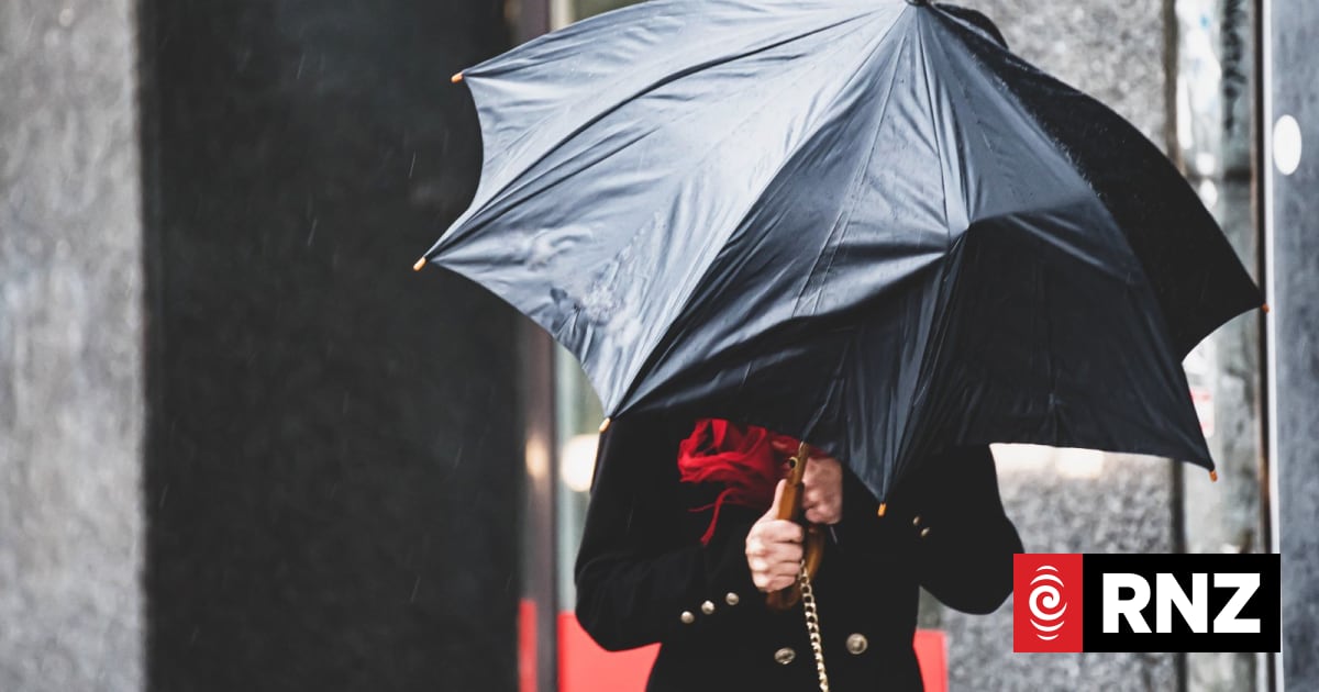 Spring weather: Rain in the south, strong wind hammering central NZ | RNZ