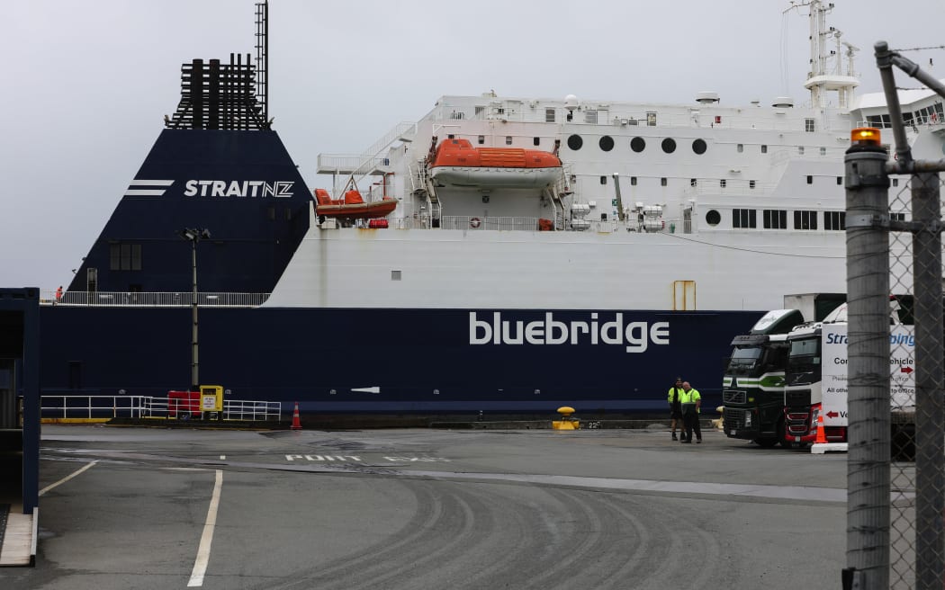 Bluebridge ferry loses power while entering Wellington Harbour | RNZ News
