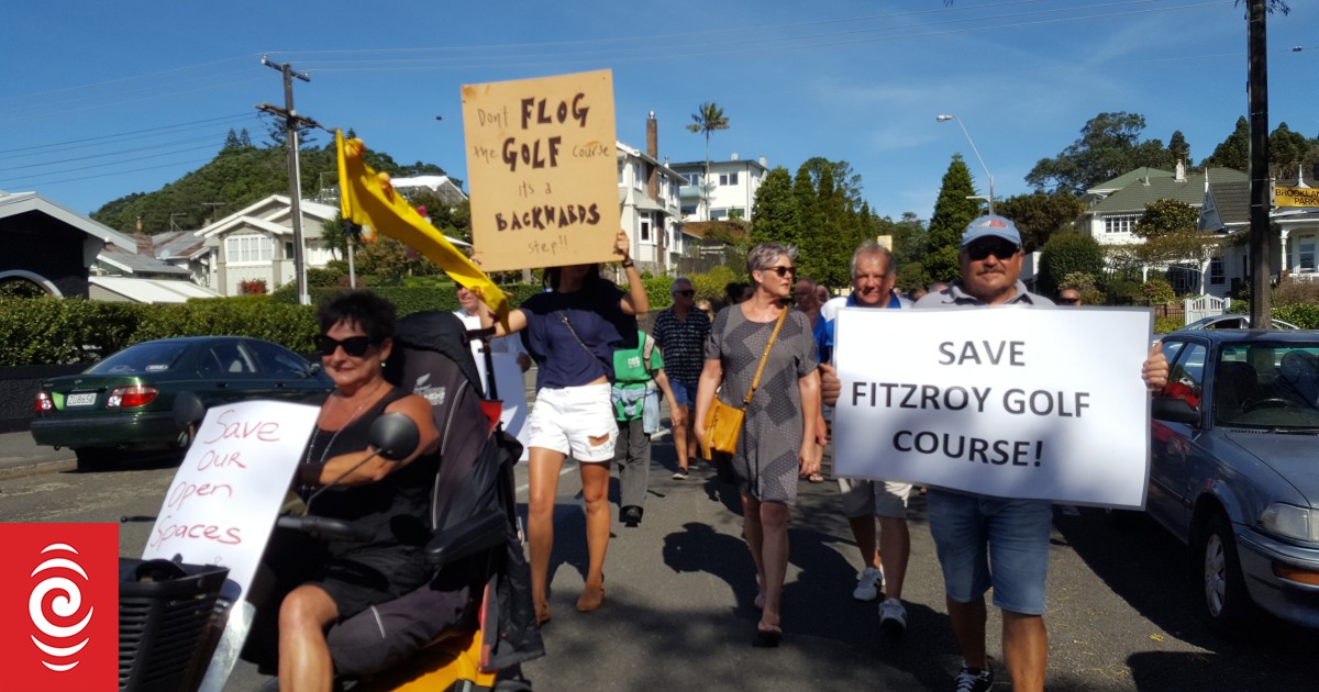 Protest over council plan to sell part of a golf course | RNZ News