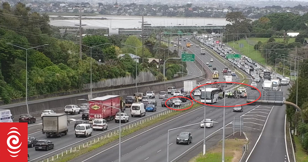 Southbound Northbound Lanes On Aucklands Northern Motorway Now Clear Rnz News