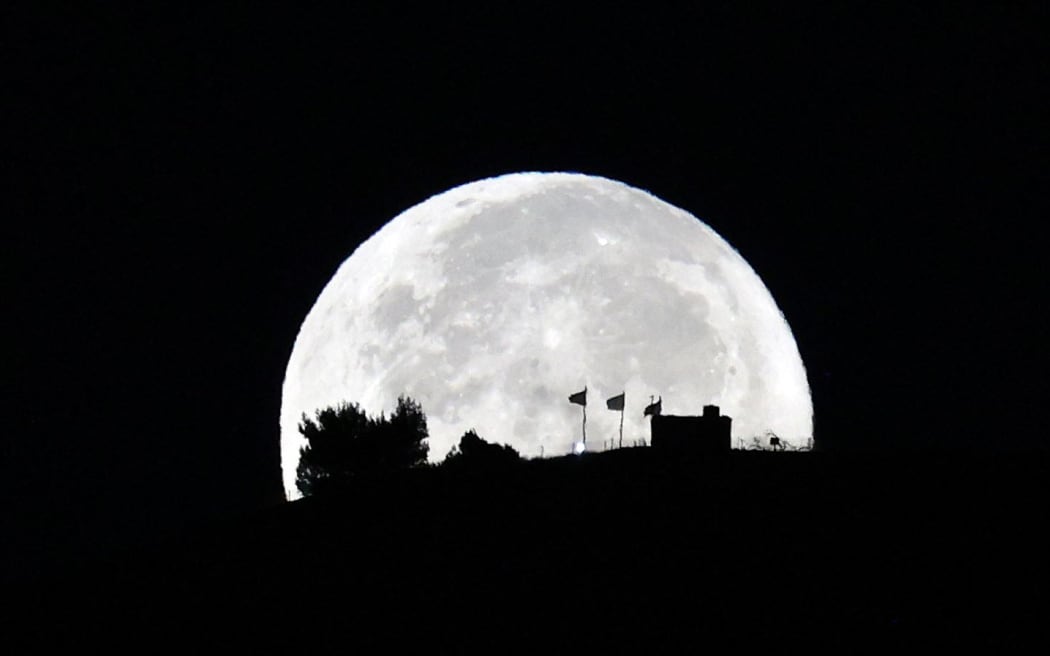 Super blue moon: Best ways to view and snap tonight's lunar wonder across New Zealand | RNZ News