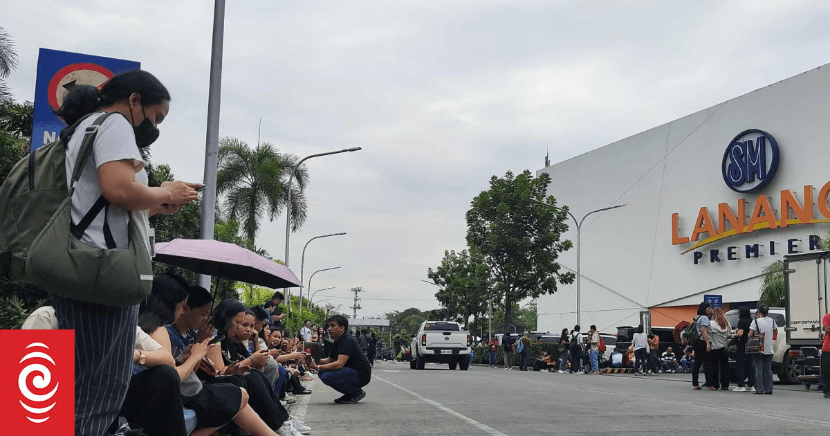 Magnitude 7.4 earthquake strikes Philippines | RNZ News