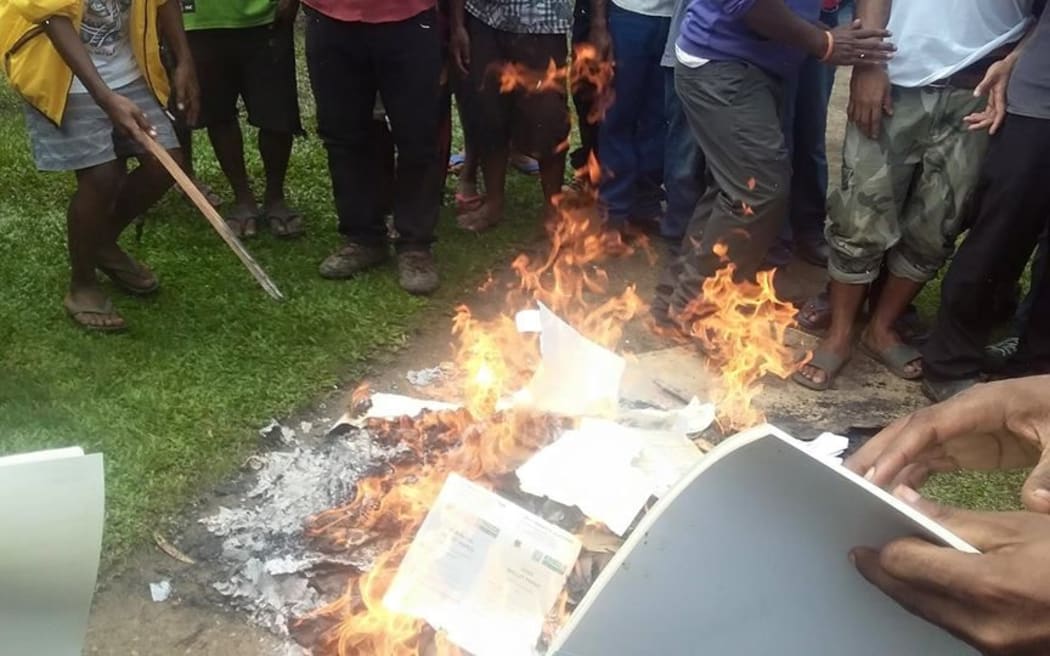 Ballot burning in Lae as more students miss out on vote | RNZ News