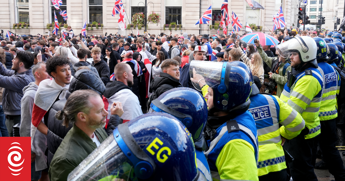Scuffles with police as 100,000 anti-immigration protesters march in ...