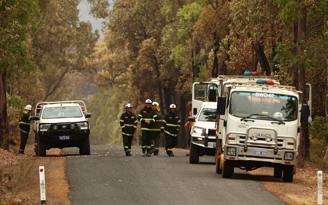At least 10 homes lost as bushfire emergency continues in Perth's north ...