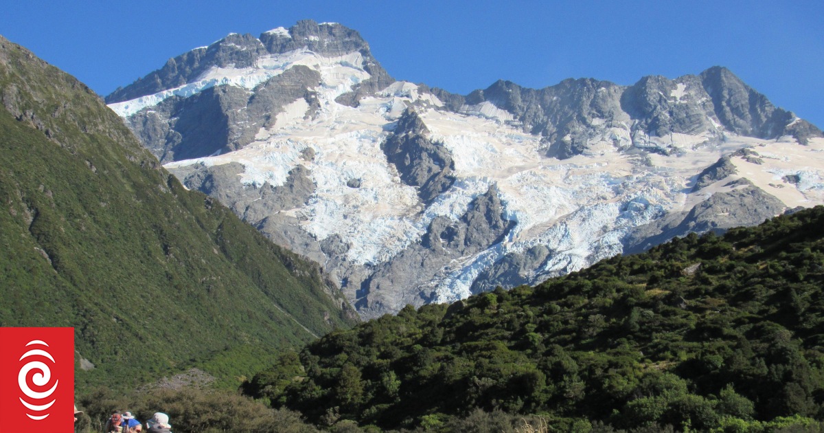 Trapped climbers at risk of frostbite as they continue to wait for ...