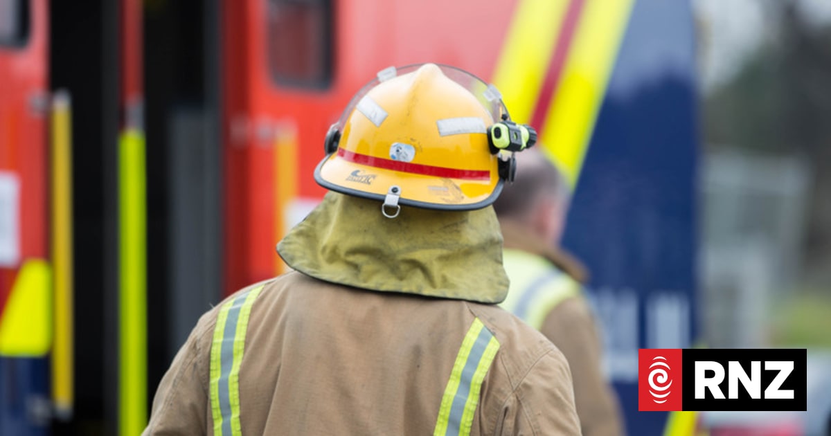 Fire in commercial building threatens homes in Christchurch | RNZ