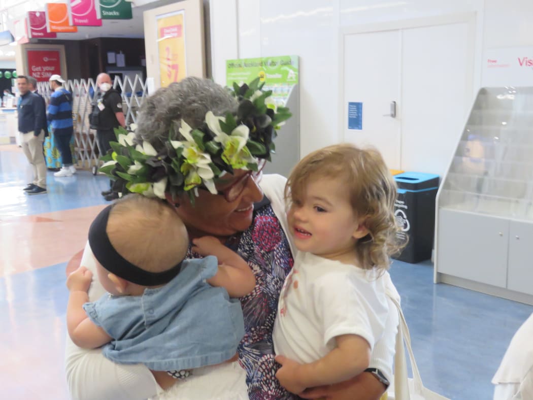 Bubble bliss: Emotional scenes as first Cook Islands flight arrives ...