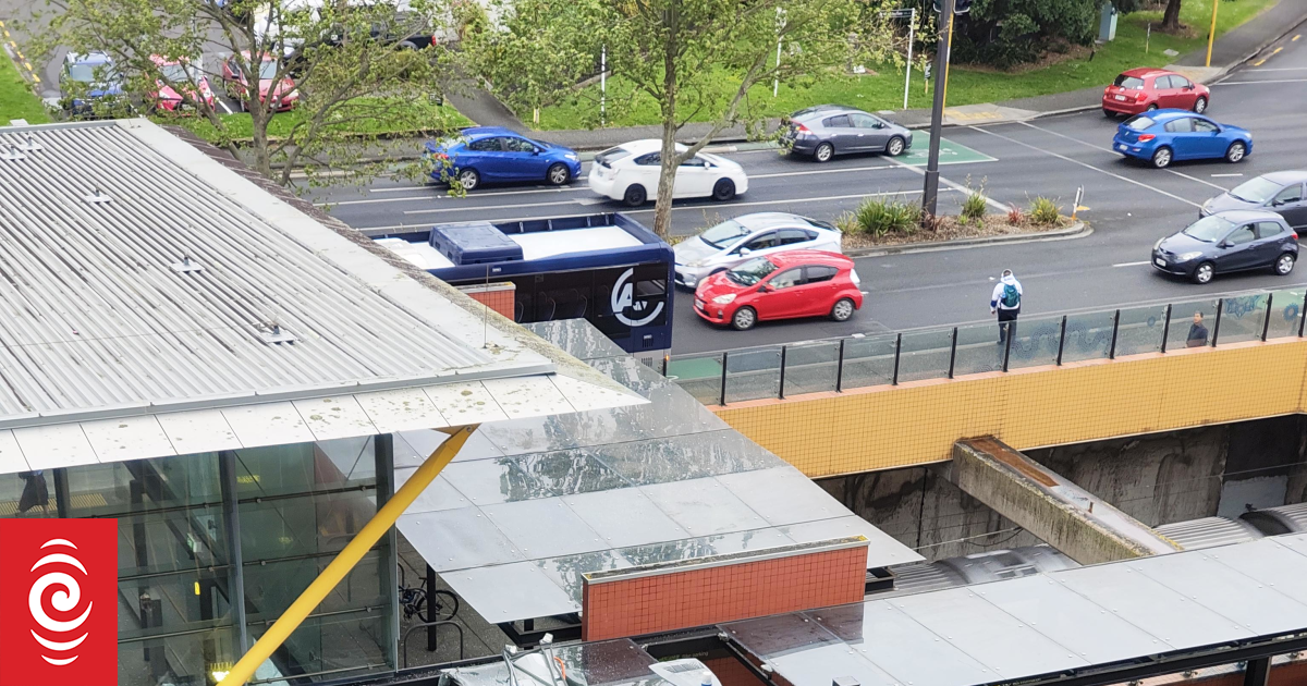 'Loud smash': Witness describes moment bus hit into Auckland's New Lynn ...