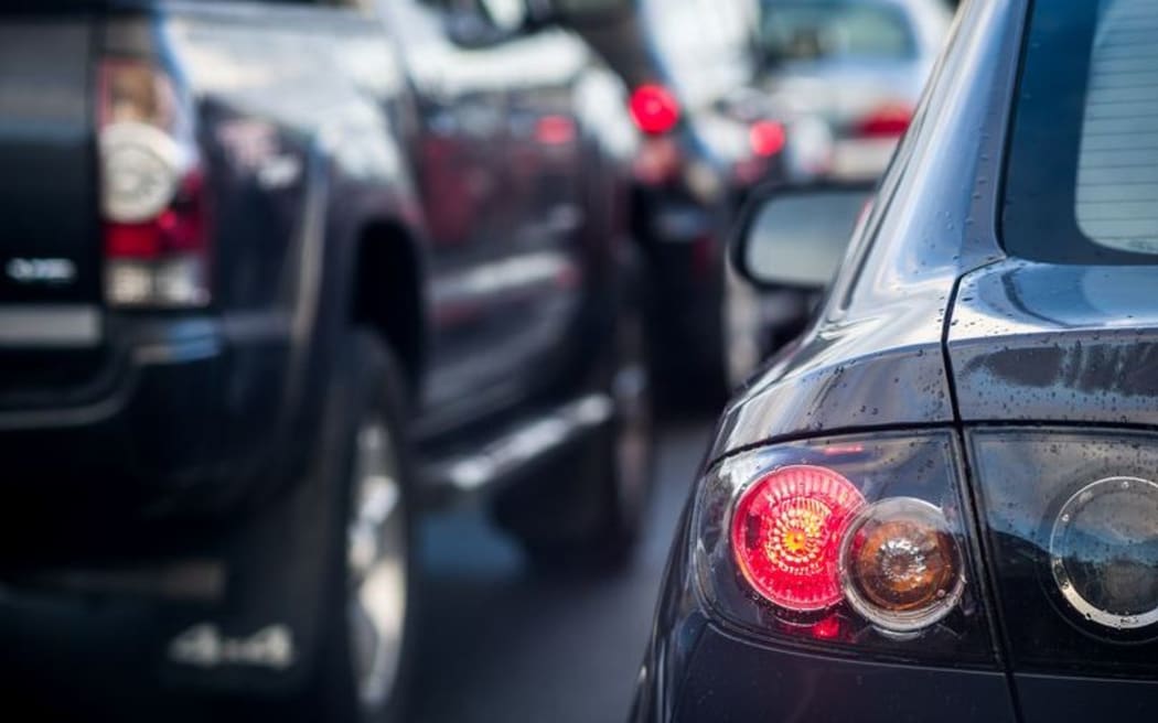 Large slip disrupting traffic in Wellington | RNZ News