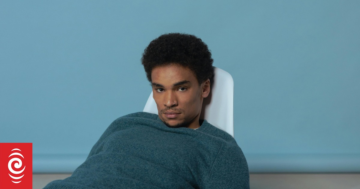 Prof Beth Linker: In defence of slouching | RNZ