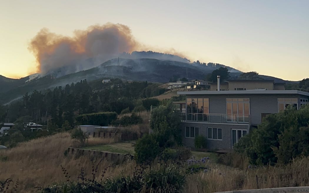 In pictures: Port Hills fire spreads for second day | RNZ News