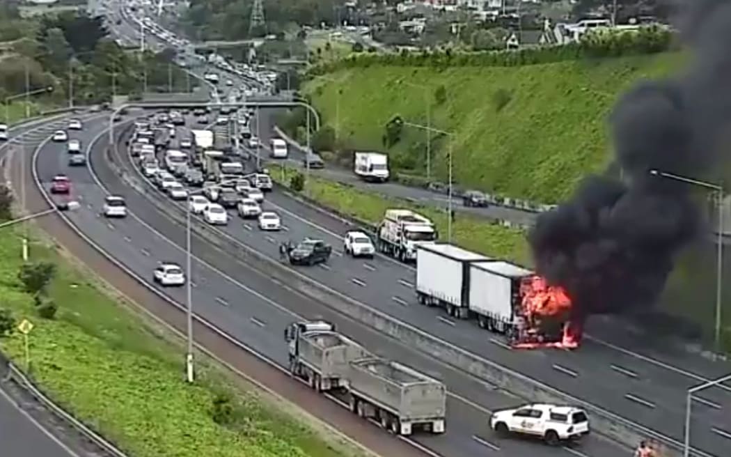 Truck fire blocks lanes on Auckland motorway | RNZ News