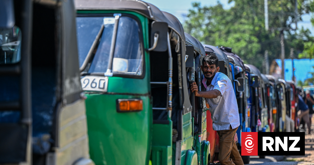 Sri Lanka announces four-day work week over fears war will drag | RNZ News