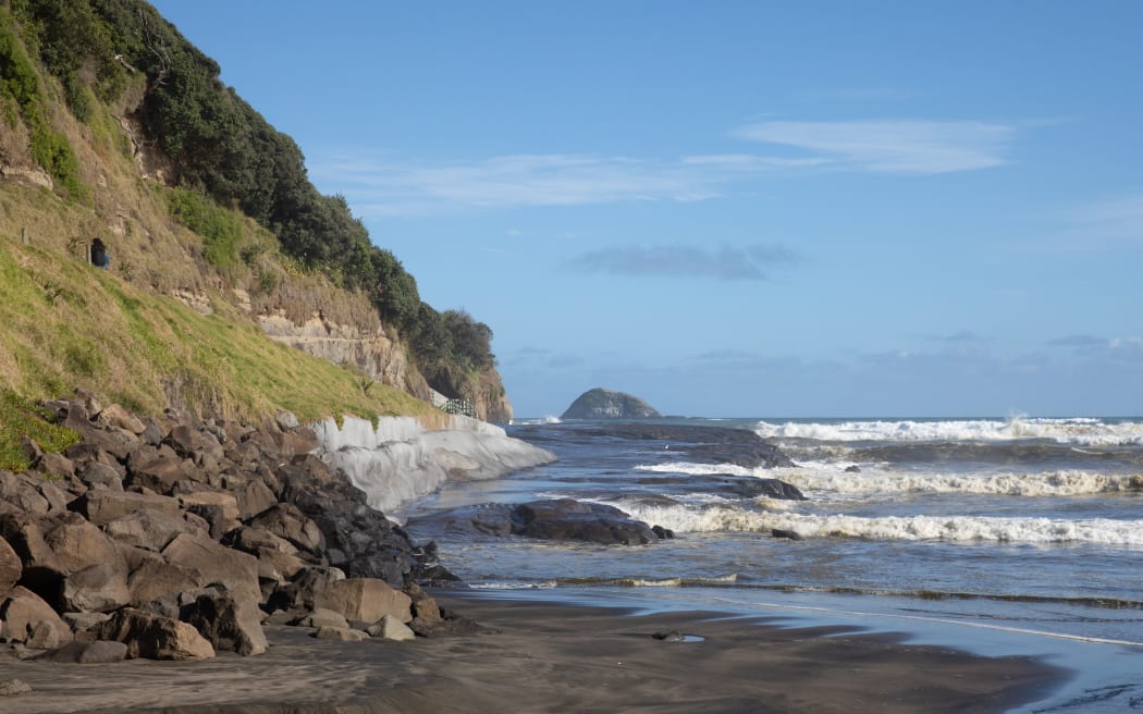 Person dies after falling from rocks at Muriwai | RNZ News