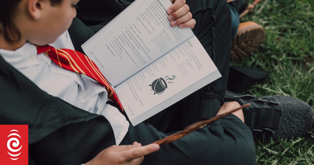 The magic of teaching magic tricks at school | RNZ