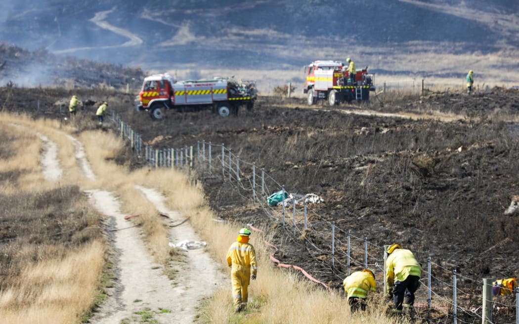 In pictures: Port Hills fire burns for third day | RNZ News