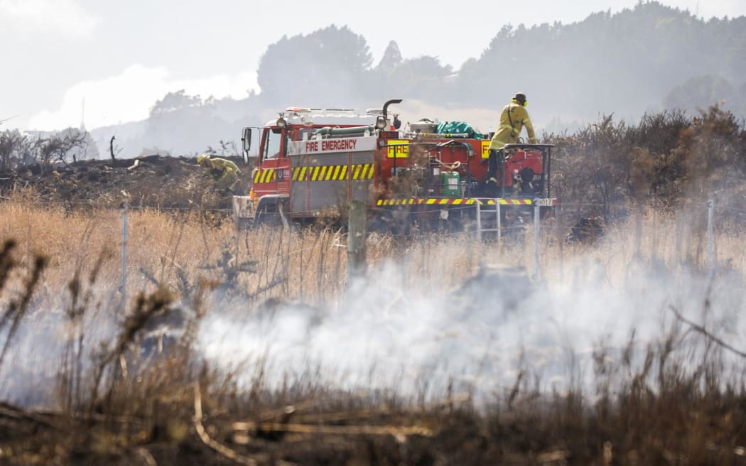 In pictures: Port Hills fire burns for third day | RNZ News