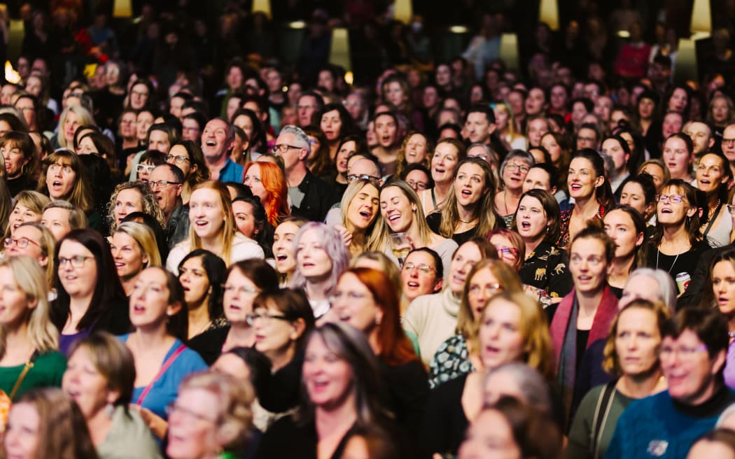 Pub Choir brings mass singing to Aotearoa | RNZ