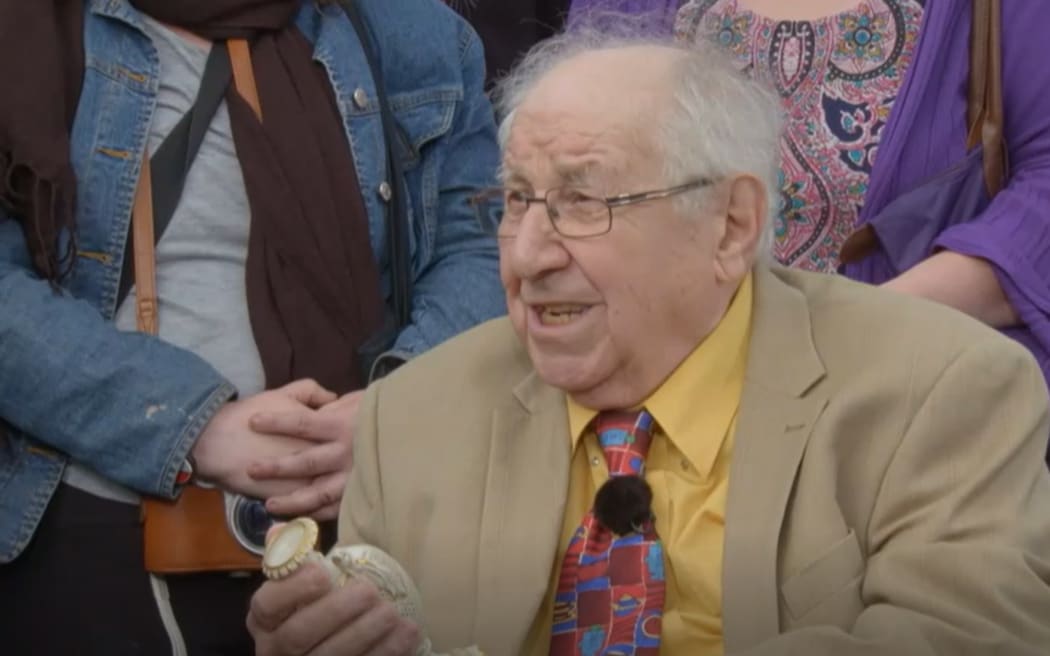 Antiques Roadshow's Henry Sandon dies aged 95 | RNZ News