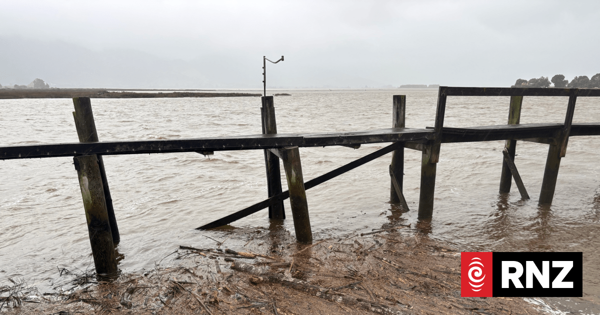 Live weather: Heavy rain, road closures hit holiday travellers | RNZ News
