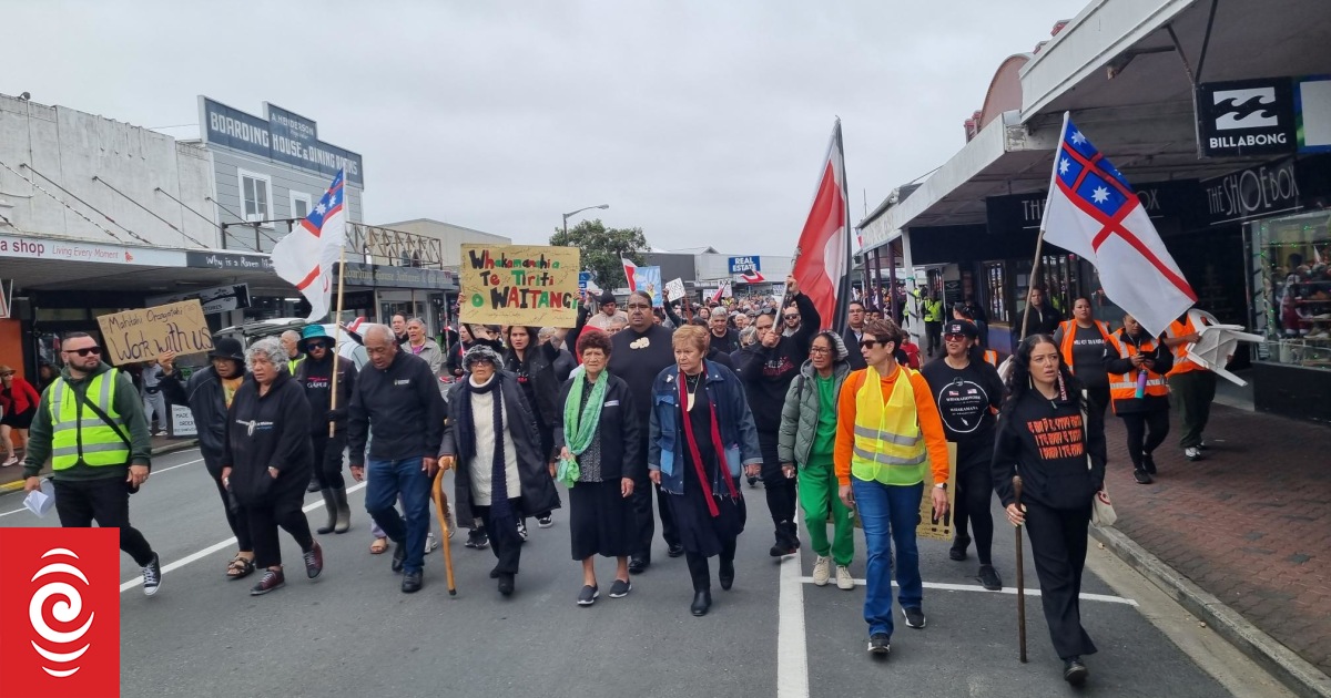 Hundreds gather to protest Kaipara mayor after karakia refusal | RNZ News