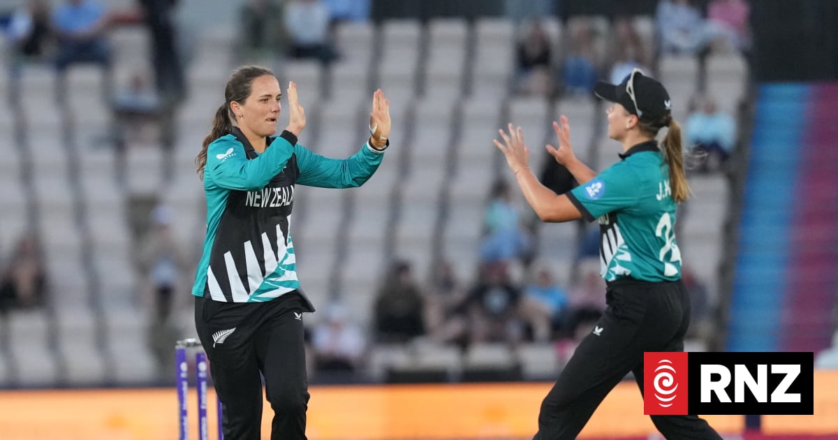 White Ferns scrape past Ireland to notch first win | RNZ
