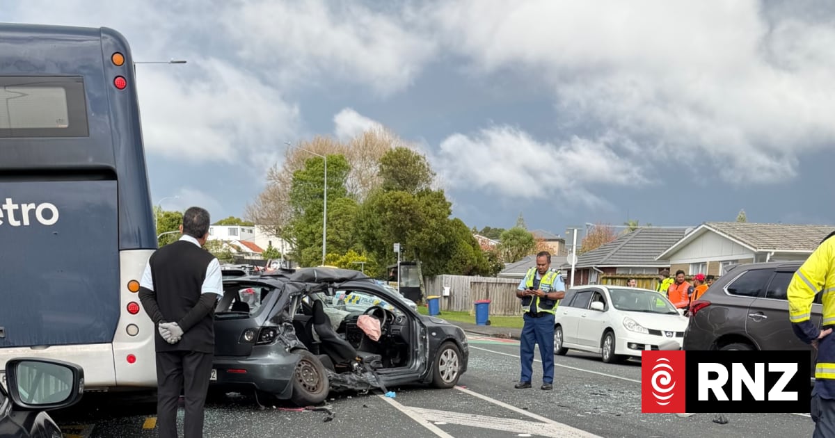 Crash between bus and multiple cars on Auckland's Te Atatu Road leaves ...